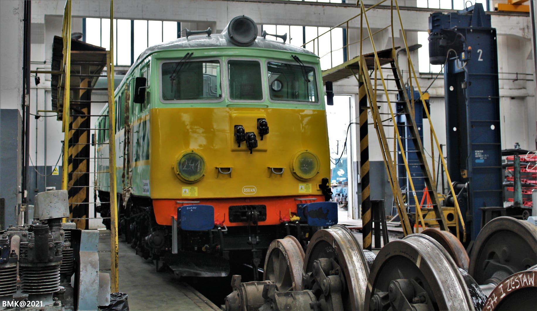 EU07-241 już w historycznym malowaniu "żółte czoło + żółte pasy". Wyruszy na szlak do końca ...