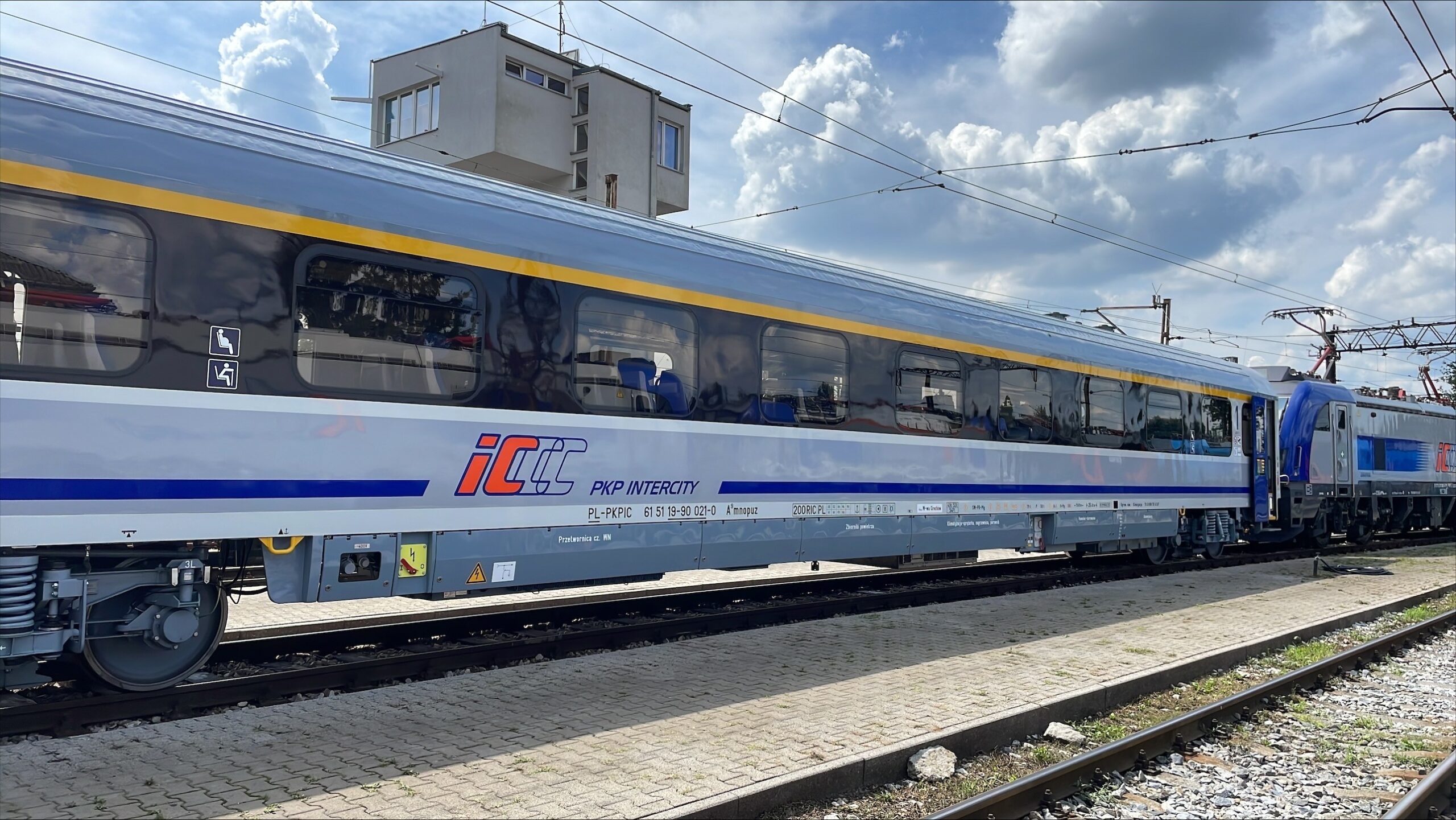 PKP Intercity Zawiesza Przesy ki Kurierskie Portal Kolejowy NaKolei pl